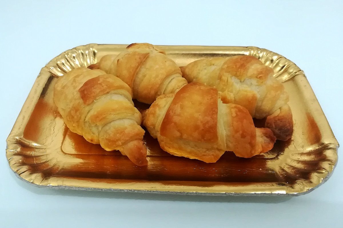 Croissant sfogliati fatti in casa: la ricetta semplice per la colazione ...