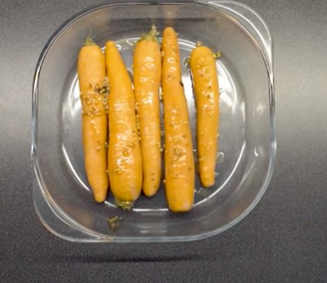 Carote glassate: la ricetta del contorno veloce e saporito da fare al forno