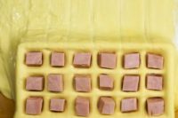 Quadratini di pasta sfoglia: la ricetta dei salatini per aperitivo ...