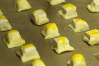 Quadratini di pasta sfoglia: la ricetta dei salatini per aperitivo ...