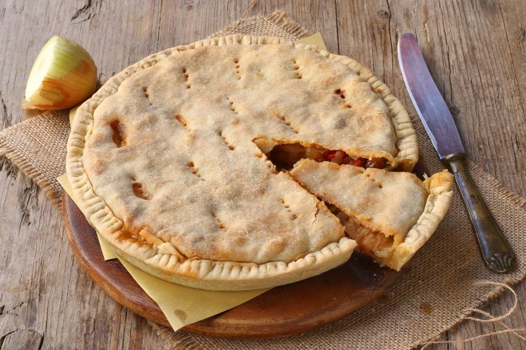 Calzone di cipolle pugliese, la ricetta tradizionale