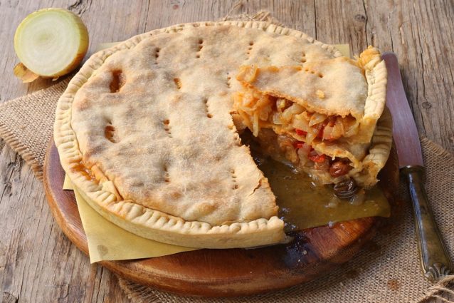 Calzone di cipolle pugliese, la ricetta tradizionale