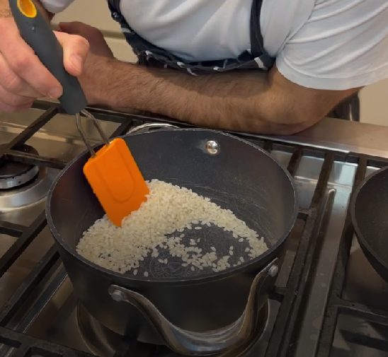 Risotto con cialda corallo al pomodoro: la ricetta di chef Ruben Bondì