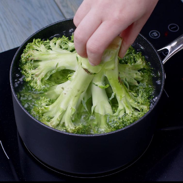 Broccoli gratinati con besciamella: la ricetta del contorno veloce e ...