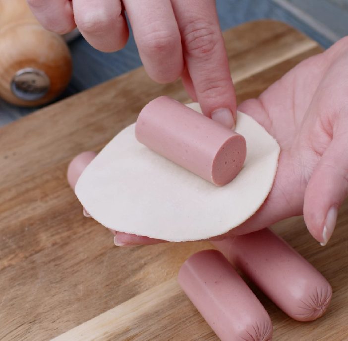 Caramelle di pasta wonton con würstel: la ricetta dei finger food ...