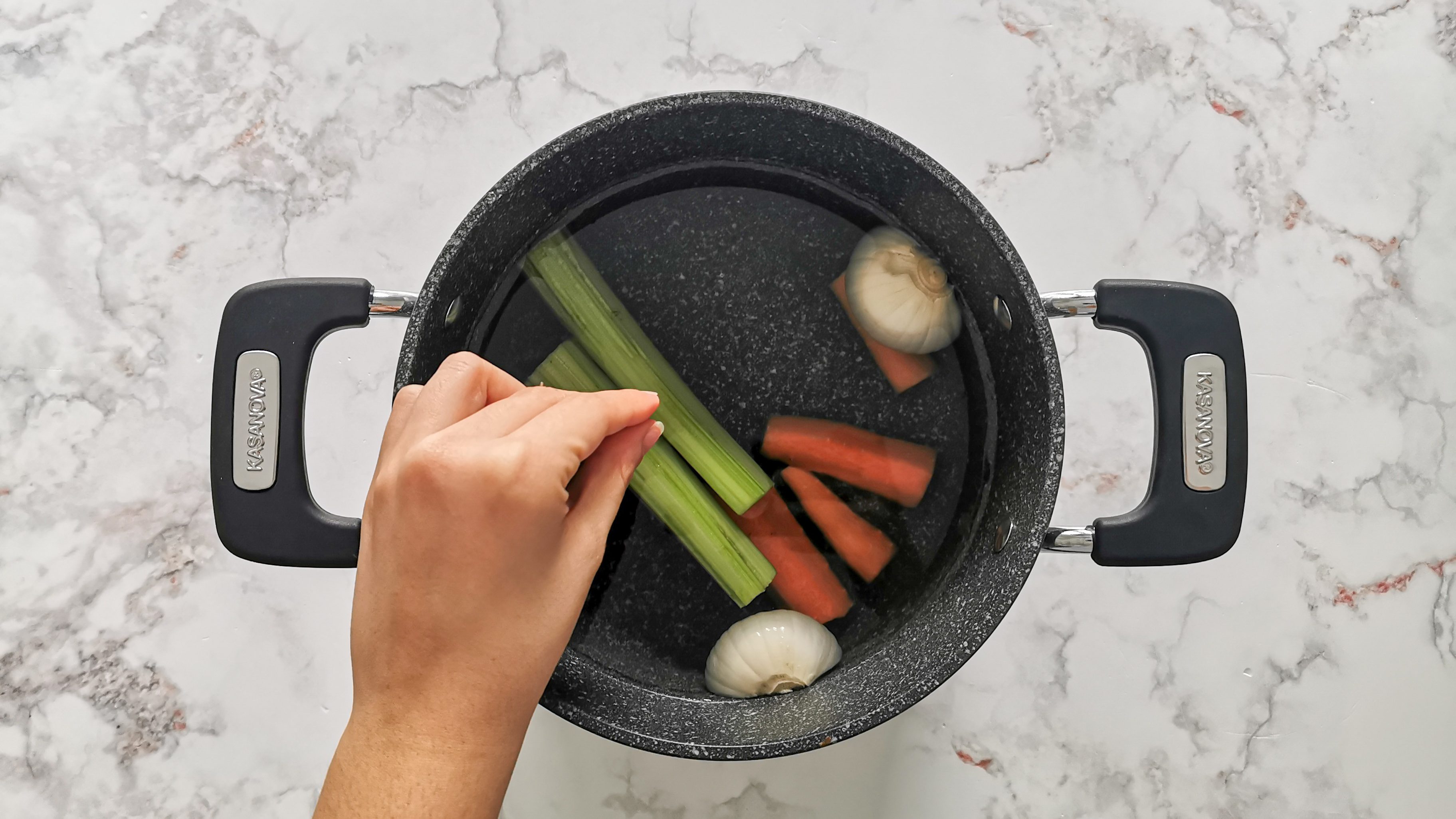 Pasta paddunedda: la ricetta in brodo con palline di carne tipica modicana