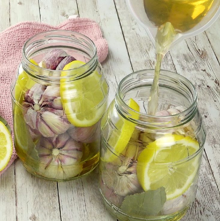 Aglio sott'aceto: la ricetta della conserva semplice da preparare a casa