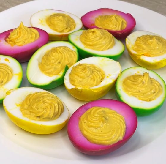 Uova colorate farcite: la ricetta dell'antipasto pasquale semplice e ...