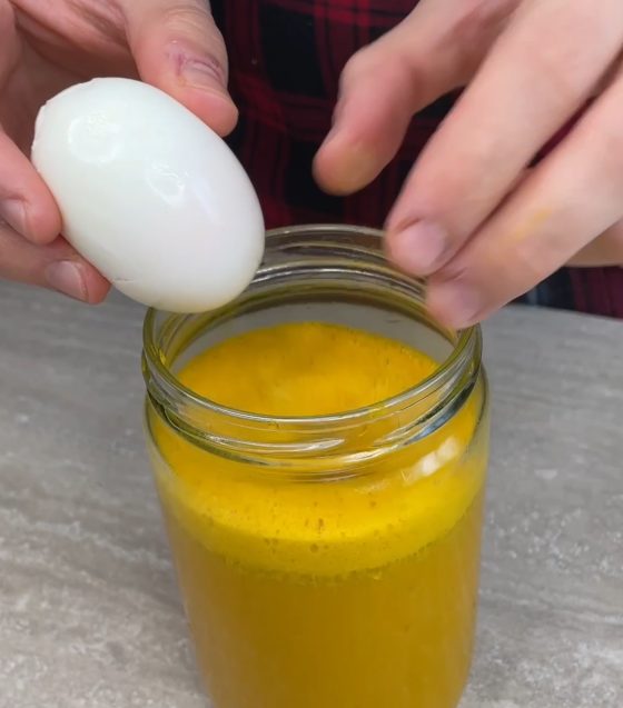 Uova colorate farcite: la ricetta dell'antipasto pasquale semplice e ...