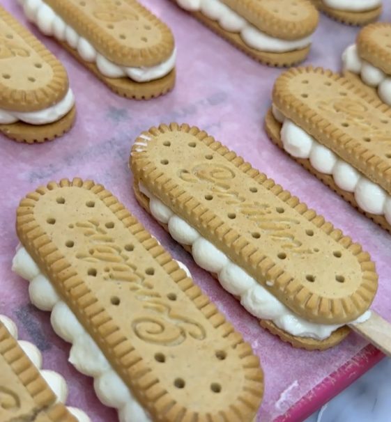 Biscotti gelato su stecco: la ricetta della merenda estiva veloce e golosa