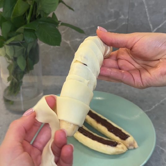 Banane ripiene in pasta sfoglia: la ricetta del dessert veloce e originale