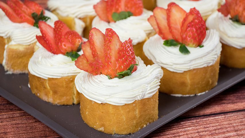 Mini Sponge Cake Rolls: the easy, bite-sized recipe for strawberry ...